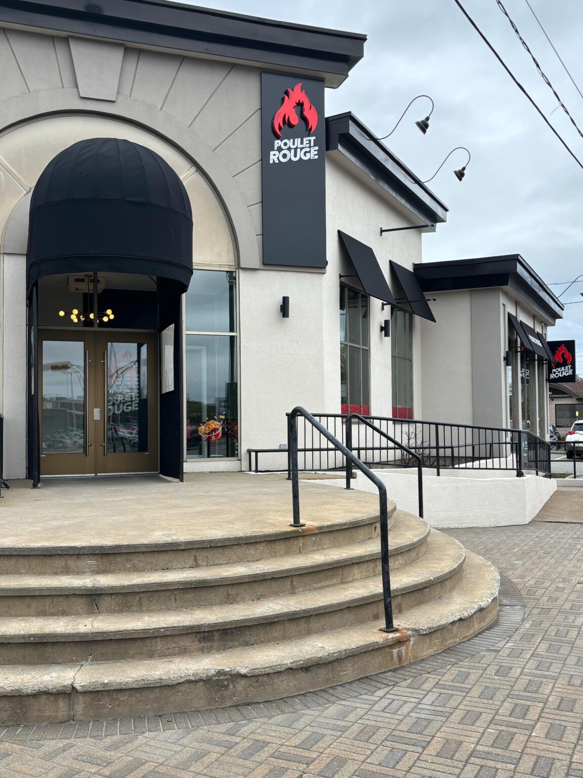 Un nouveau Poulet Rouge a ouvert ses portes à Chomedey sur le boulevard ...